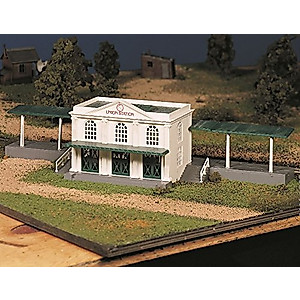 Bachmann Trains - PLASTICVILLE U.S.A. BUILDINGS – CLASSIC KITS - UNION STATION - O Scale , Green
