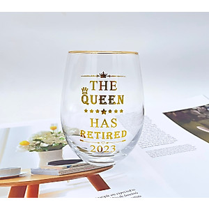 The Queen Has Retired 2023-Retirement Gift for Women Men-15OZ Wine Tumblers Glass Cup-Commemorative Gift for Mother,Grandma,Boss,Co-worker,Friends-Gold Printed Glass.