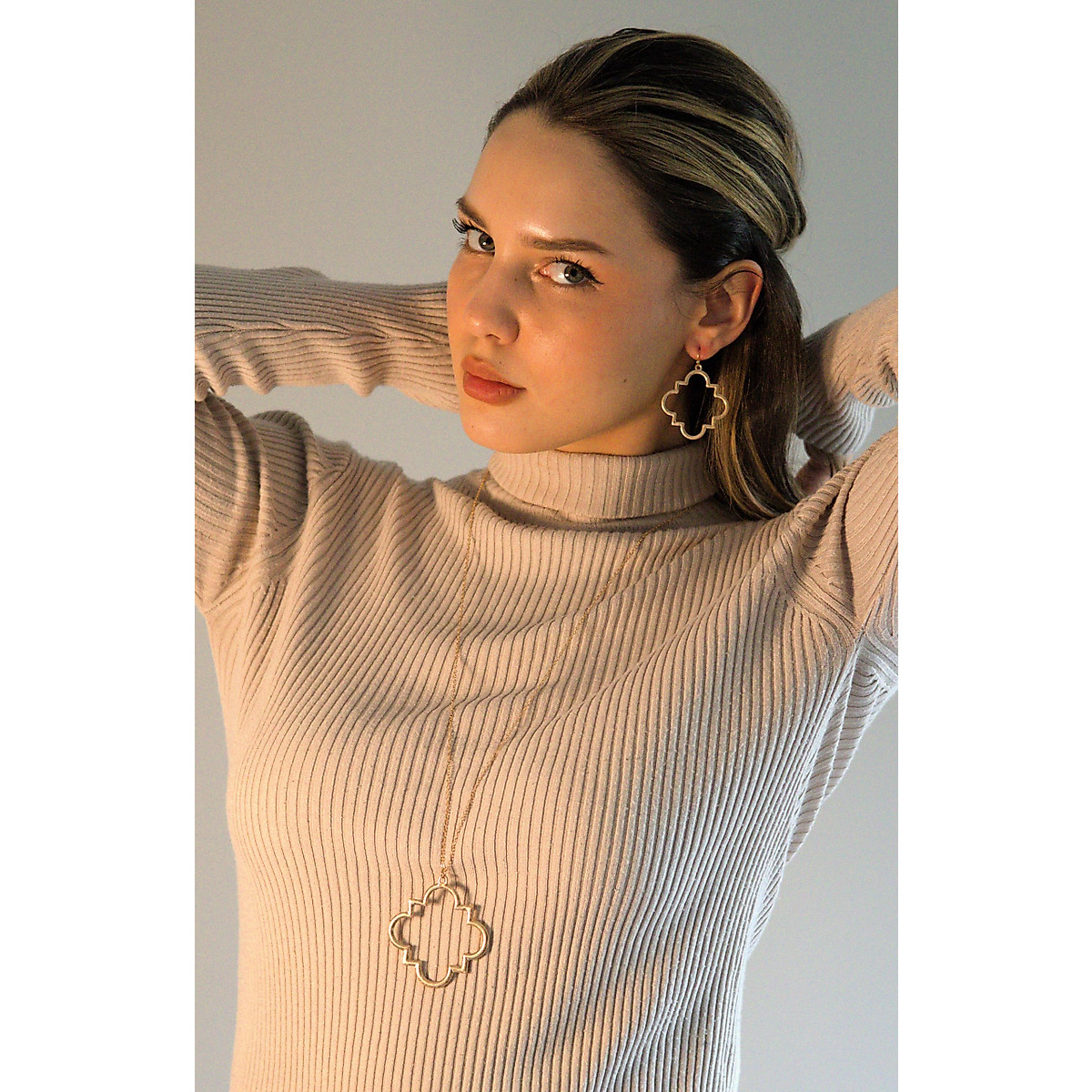 POMINA Gold Fashion Long Chain Necklace Quatrefoil Necklace Two-Tone Clover Pendant Necklace Geometric Pendant Sweater Long Necklace for Women (Worn Gold)