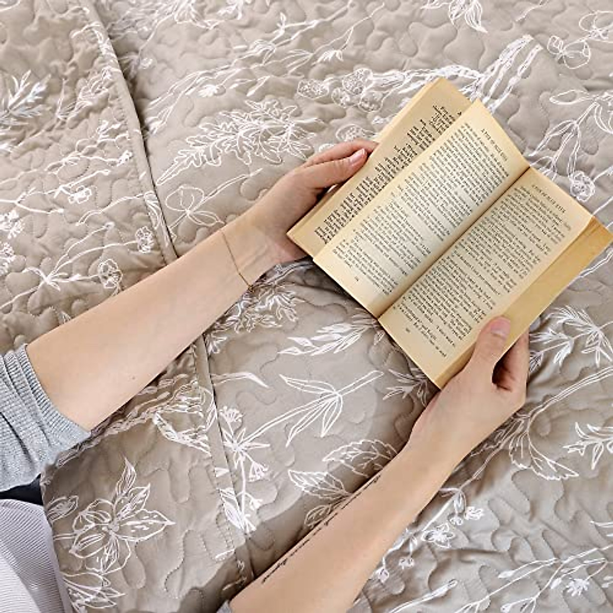 JANZAA Quilt Queen Size Oatmeal Bed Spread with White Floral Pattern Botanical Microfiber Quilts Set Lightweight Comforter 3 Pieces Reversible Bedding Set (1 Queen Quilt and 2 Pillow Cases)