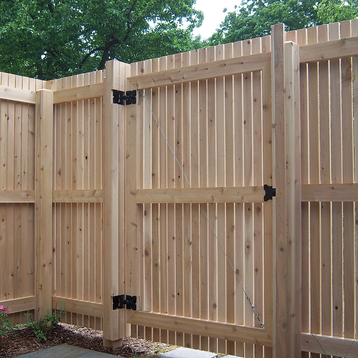 2 Pack Self Closing Gate Hinges for Wooden Fences Heavy Duty Solid Vinyl Fence Gate Closer Hinges with 22 Screws Swing Adjuster Tool 90 Degree Tension Boerboel Gate Hardware Kit Black Finish