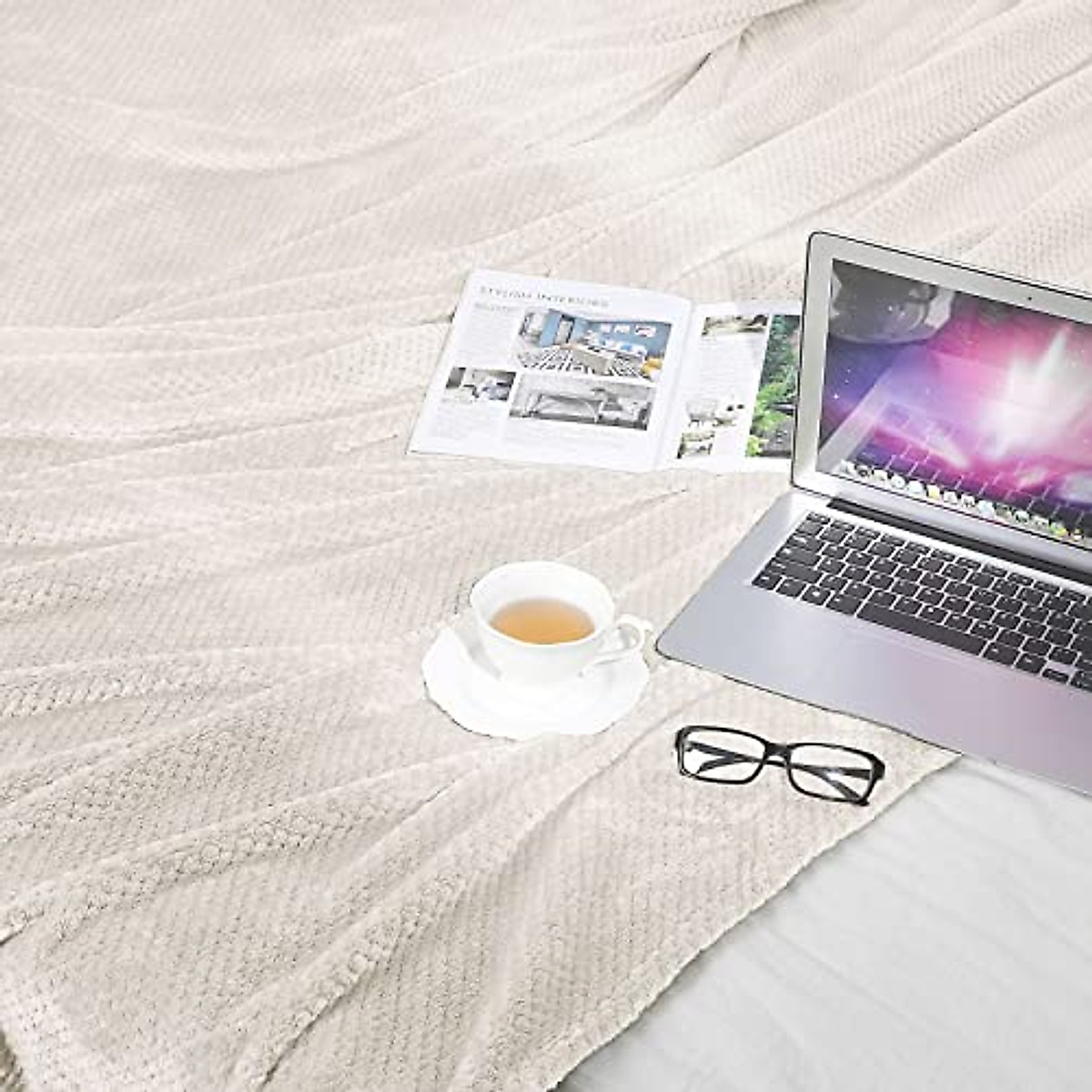 GAGAHAO Fleece Throw Blanket, Throw Size Fuzzy Throw Blanket for Couch Sofa Soft Warm Cozy Furry Decorative Thick Blankets & Bed Throws for Couch (Cream White, 40x60 inch)