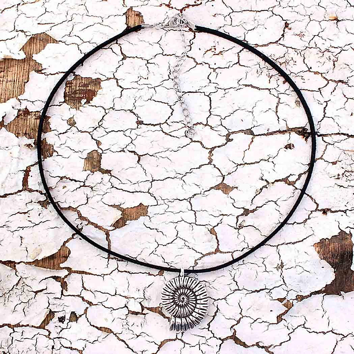 Tgirls Boho Conch Shell Necklace Chain Seashell Pendant Necklace Vintage Leather Suede Choker Necklaces for Women (Silver)