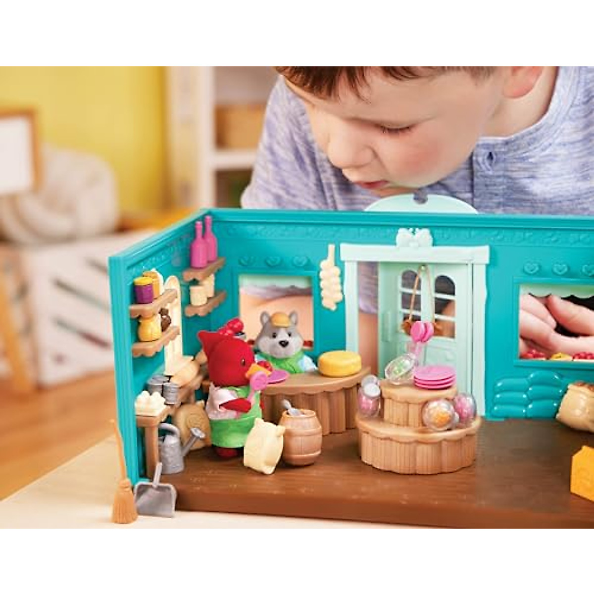 Li'l Woodzeez – General Store Dollhouse Playset 72Pcs – 2 Posable Doll Figures & 1 Storybook Included – Miniature Furnitures & Accessories – Stackable Playset for Kids 3+