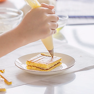 Piping Bags and Tips Set, Cakes Decorating Supplies Kit with 100pcs 12 Inch Pastry Bags, 16 Piping Tips, 3 Cake Scraper, 2 Couplers, 2 Bag Ties, Simple and Convenient Baking Supplies Set