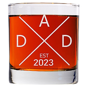 CARVELITA Dad Est 2023 Whiskey Glass - Pregnancy Announcements For Dad - 11oz Old Fashioned Bourbon Rocks Glass For Expecting Father - Dad To Be Gifts - Funny New Dad Gifts - First Time Dad Gifts