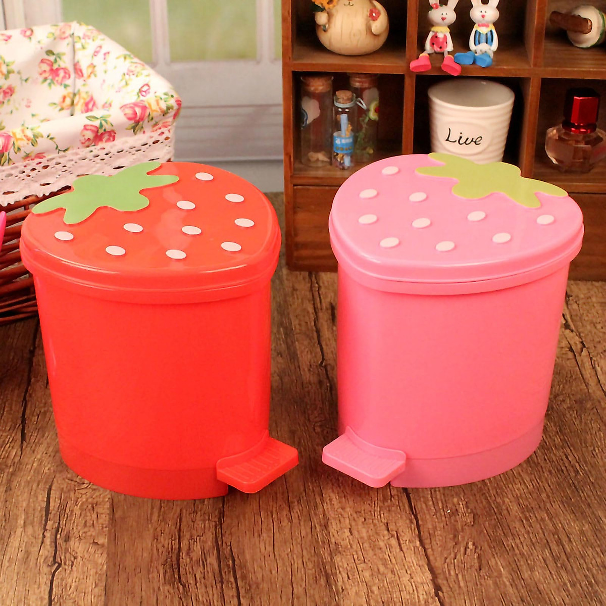 BxuxJar Strawberry Trash Can, Kawaii Mini Trash Can with Lid Cute Room Decor Bathroom Trash Cans, Kawaii Room Decor Strawberry Garbage Can with Lid for Home, Car, Bathroom