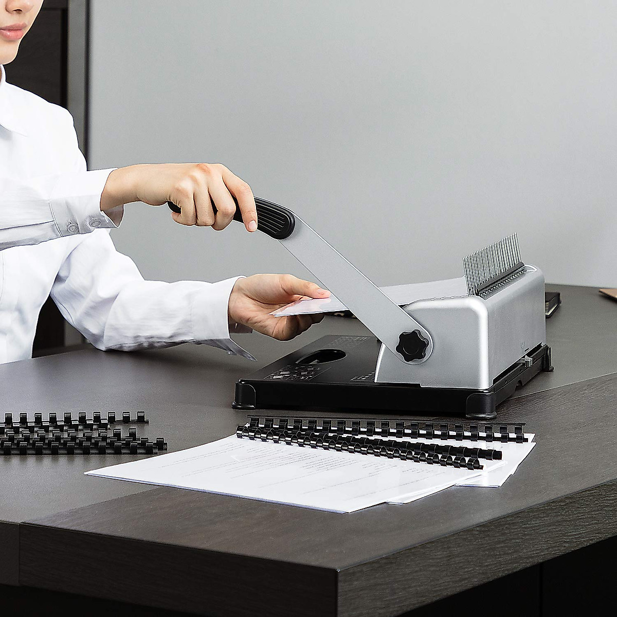 Amazon Basics Plastic Binding Comb, 100 Pcs/Box,19-Holes, 3/8 in (10 mm), 60 Sheets