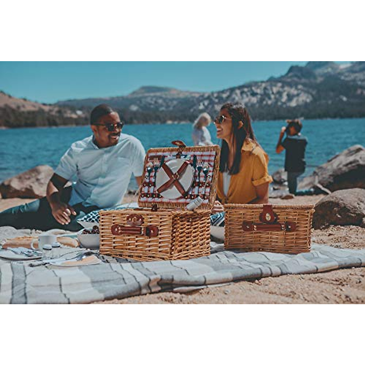 PICNIC TIME Catalina Picnic Basket for 2 - Wicker Picnic Basket with Picnic Set, (Red & White Plaid Pattern)