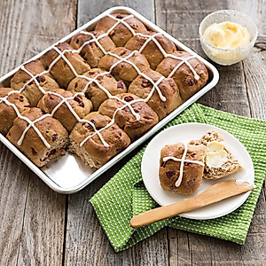 Nordic Ware Natural Aluminum Commercial Baker's Quarter Sheet with Lid