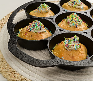 KUHA Biscuit Pan - Pre-Seasoned Cast Iron Skillet for Baking Biscuits, Muffins, Mini Cakes - with Silicone Trivet