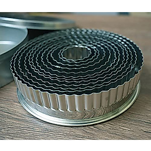 Xoutuo Fluted Edge Round Cookie Biscuit Cutter Set 12, Metal Circle Biscuit Cutters Set, Wave Pastry Donut Doughnut Cutter Set Serrated Round Fondant Cake Cookie Cutters