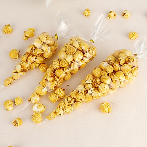 100 Pieces Cone Shaped Treat Bags, Cone Shaped Cellophane Treat Bags, 10 x 5 Inches Triangle Treat Bags with Ties, Clear Treat Bags, Plastic Treat Bags with Twist Ties for Popcorn Treats Cookies Candy