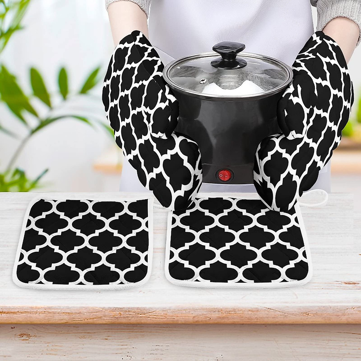 4PCS Oven Mitts Glove Kitchen Heat Resistant Pot Holders Set Black White Moroccan Quatrefoil Pattern Kitchen Microwave Oven Gloves Mitts Anti-Scald Baking Cooking Gloves
