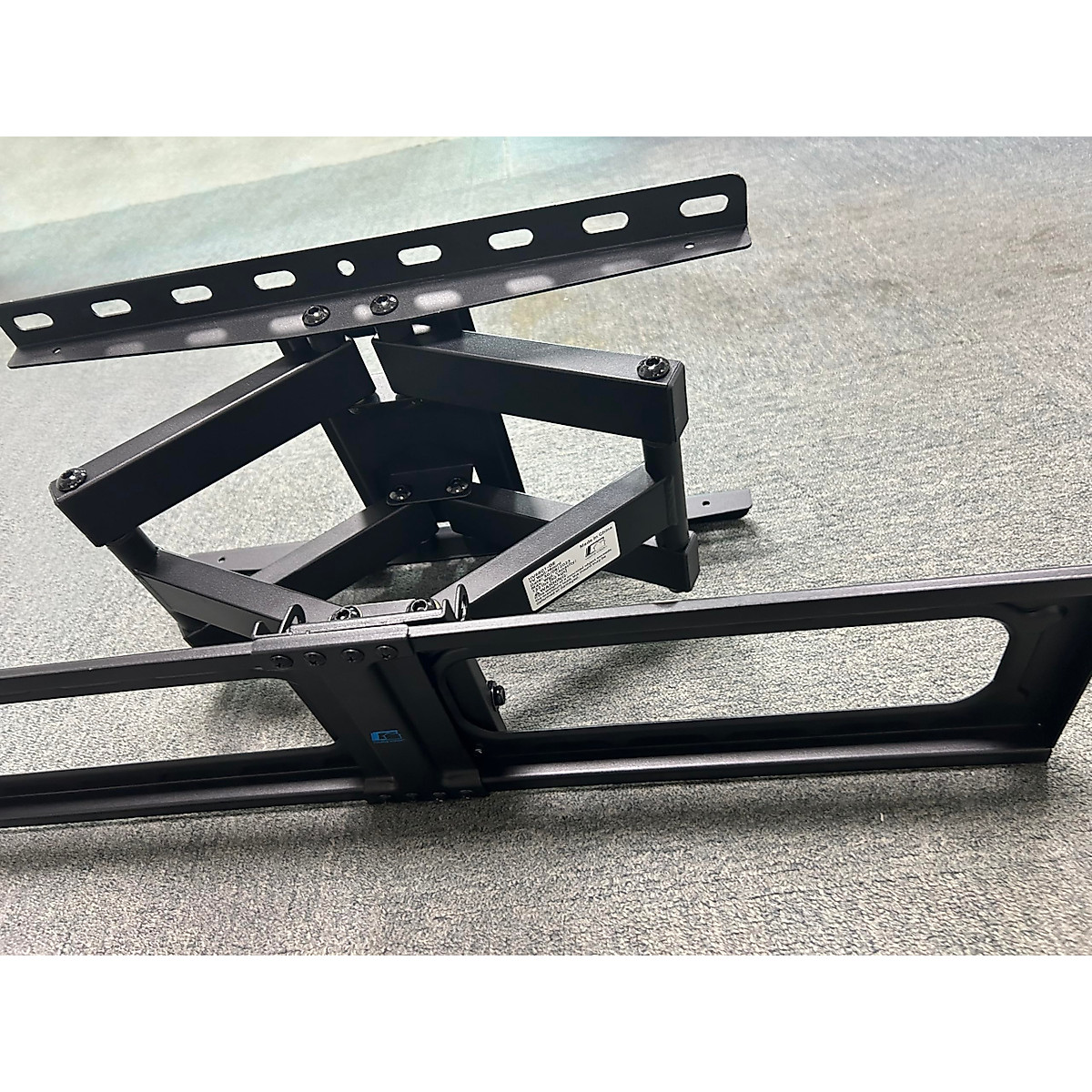 HOMEVISION Full Motion TV Wall Mount for Most 32-75 inch TVs, TV Mount Swivel and Tilt with Dual Articulating Arms,TV Wall Mount Bracket Holds up to132lbs Max VESA 600x400mm Fits 12/16" Wood Stud