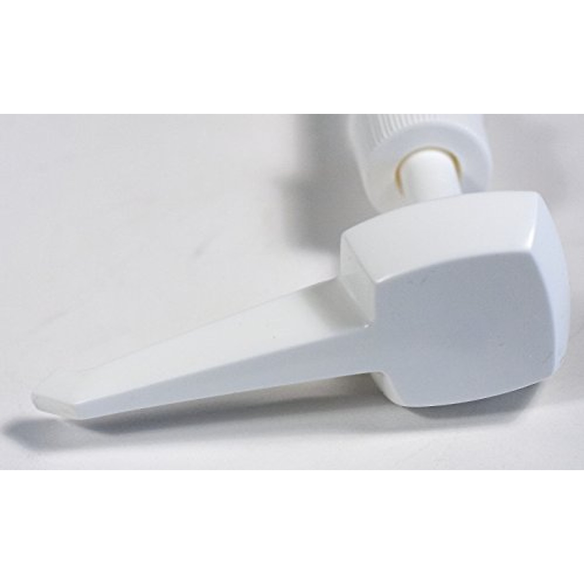 Carlisle FoodService Products Universal Condiment Pump/Dispenser Kit with 5 Lids, White