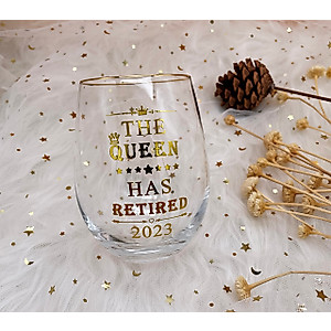 The Queen Has Retired 2023-Retirement Gift for Women Men-15OZ Wine Tumblers Glass Cup-Commemorative Gift for Mother,Grandma,Boss,Co-worker,Friends-Gold Printed Glass.