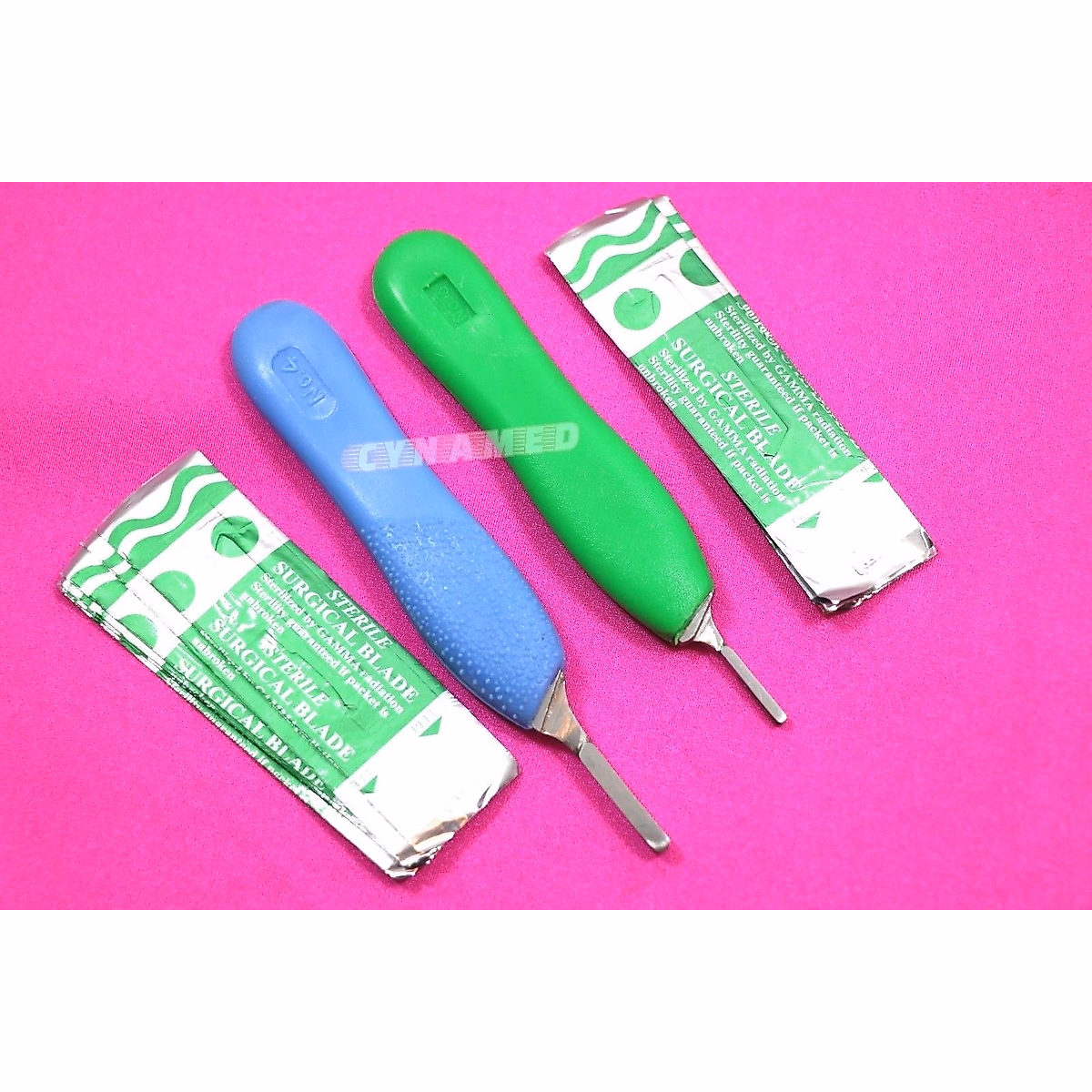 200 Scalpel Blades #10 + #20 with #3#4 Plastic Handle - Suitable for Dermaplaning (CYNAMED)