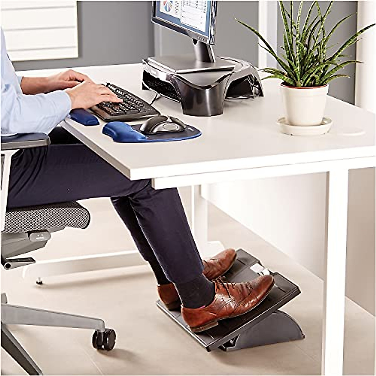 Fellowes 8035001 Adjustable Locking Footrest W/Microban, 17 1/2 X 13 1/8 X 5 5/8, Black/Silver