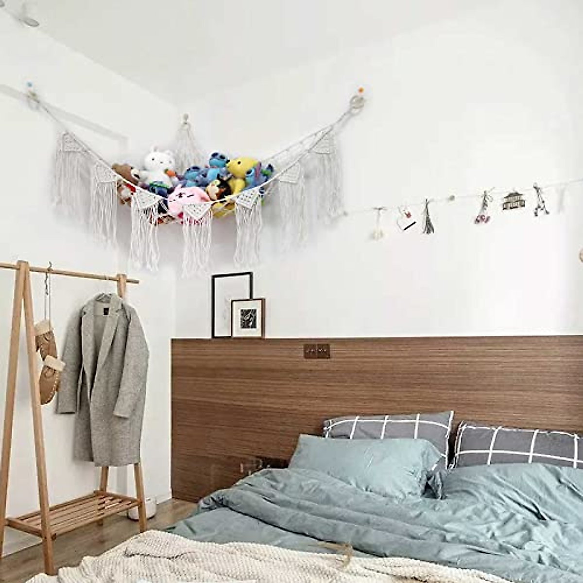 Stuffed Animal Net or Hammock with LED Light - Stuffed Animal Storage Toy Hammock for Wall - Hanging Corner Net with Boho Macrame Tassels， Plush Toy Net Hammock for Kids Bedroom Decor (41*41*57)