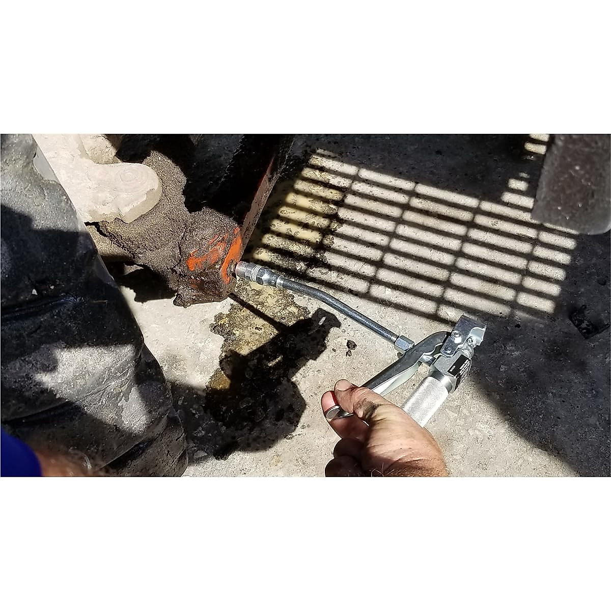 Lincoln 740 High-Pressure Steel Grease Control Valve with 6" Rigid Extension, 1/4" Female NPT Inlet, 1/8" Female NPT Outlet, 7,500 PSI Maximum Operating Pressure, Trigger Guard, Ergonomic Design