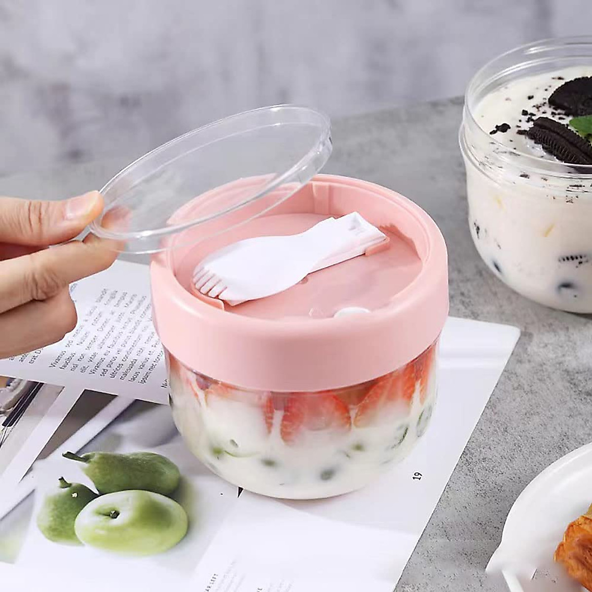 WEIRUIFANZHI 4Pcs 20oz Overnight Oats Plastic Jars with Lids and Spoons Leak-proof Yogurt Fruit Oatmeal Salad Containers with Foldable Scoops Portable Oatmeal Dessert Capacity Breakfast Cups