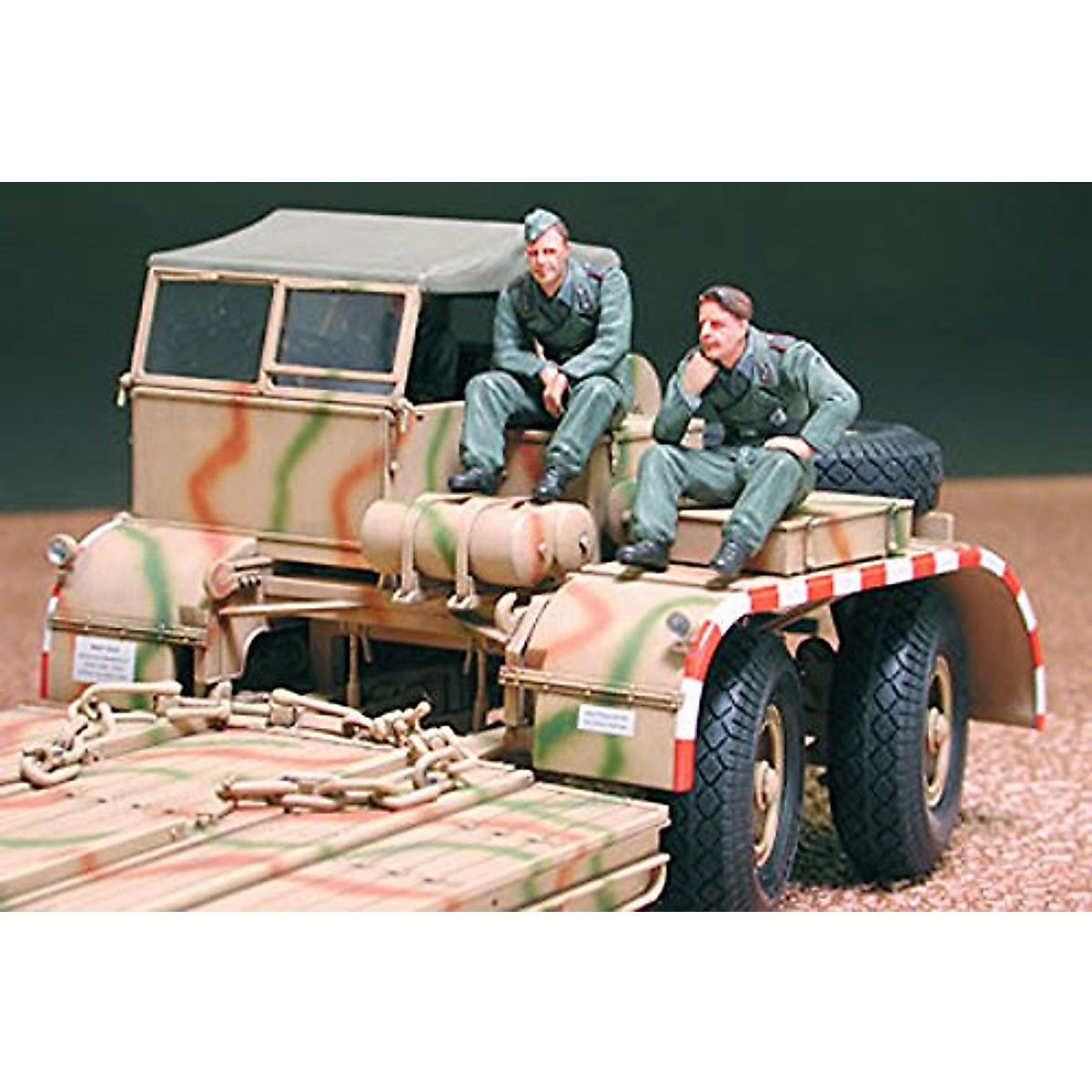 Tamiya 300035246-1:35 WWII special operations vehicle 9 Famo with low-bed trailer