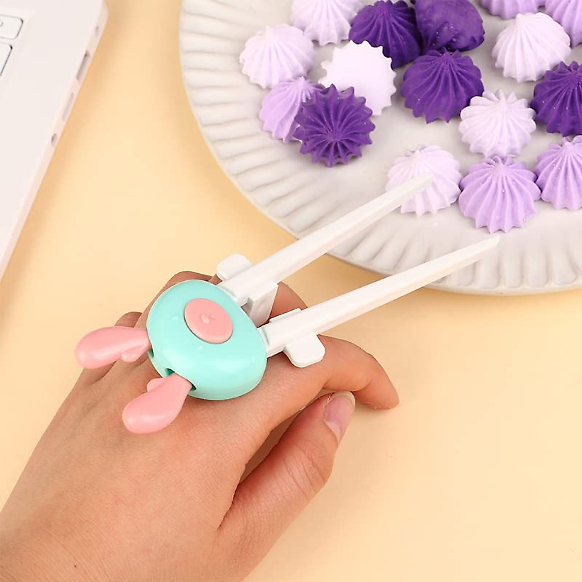 Finger Clips ABS+Rubber Finger Chopsticks Green Snack Clips Controllers can Keep Your Screen or Mouse Away from Oil or Powder When Playing Games