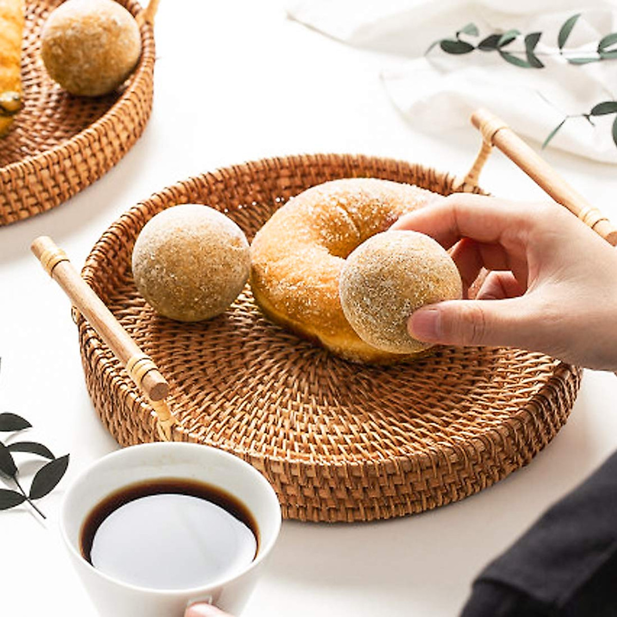 Rattan Round Serving Tray, 2 Size Hand-Woven Rattan Tray Serving Tray with Handles, Wicker Tray Basket Tray for Bread Fruit Food Coffee Breakfast Display