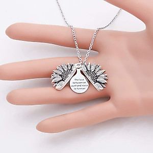 WUSUANED Aunt And Niece Gift The Love Between An Aunt And Niece Is Forever Necklace Sun Flower Pendant Necklace Relationship Jewelry (aunt and niece necklace)