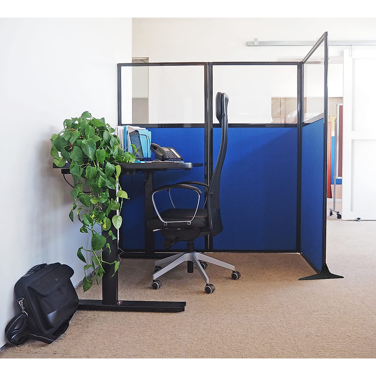 Versare Workstation Partition | Portable Wall Divider | Modern Office Cubicle | Free Standing Privacy Screen | Flexible Work Space | 66" x 70" W/Window, Cloud Gray Fabric Panels