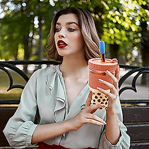 2 Pack Reusable Bubble Tea Cup , 22Oz Wide Mouth Smoothie Cups with Bamboo Lid, Silicone Sleeve & Angled Wide Straws, Leakproof Glass Mason Jars Iced Coffee Glasse Cup for Iced Coffee，Soda(Pink)