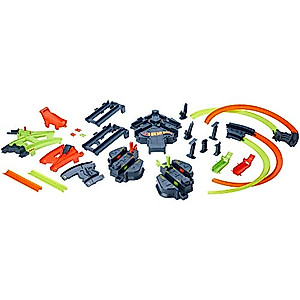 Hot Wheels Toy Car Track Set Colossal Crash, More Than 5-Ft Wide, Powered by Motorized Booster, 1:64 Scale Car