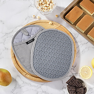 2PCS Silicone Pot Holders, OLULU Heat Resistant Hot Pads with Pockets, Non Slip Pot Holders for Kitchen, Baking and Cooking (9.8 * 7.5 inches, Grey)