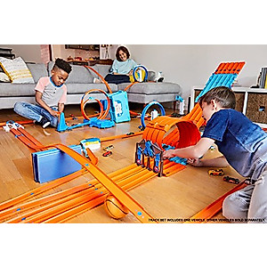 Hot Wheels Race Crate with 3 Stunts in 1 Set Portable Storage Ages 6 to 10