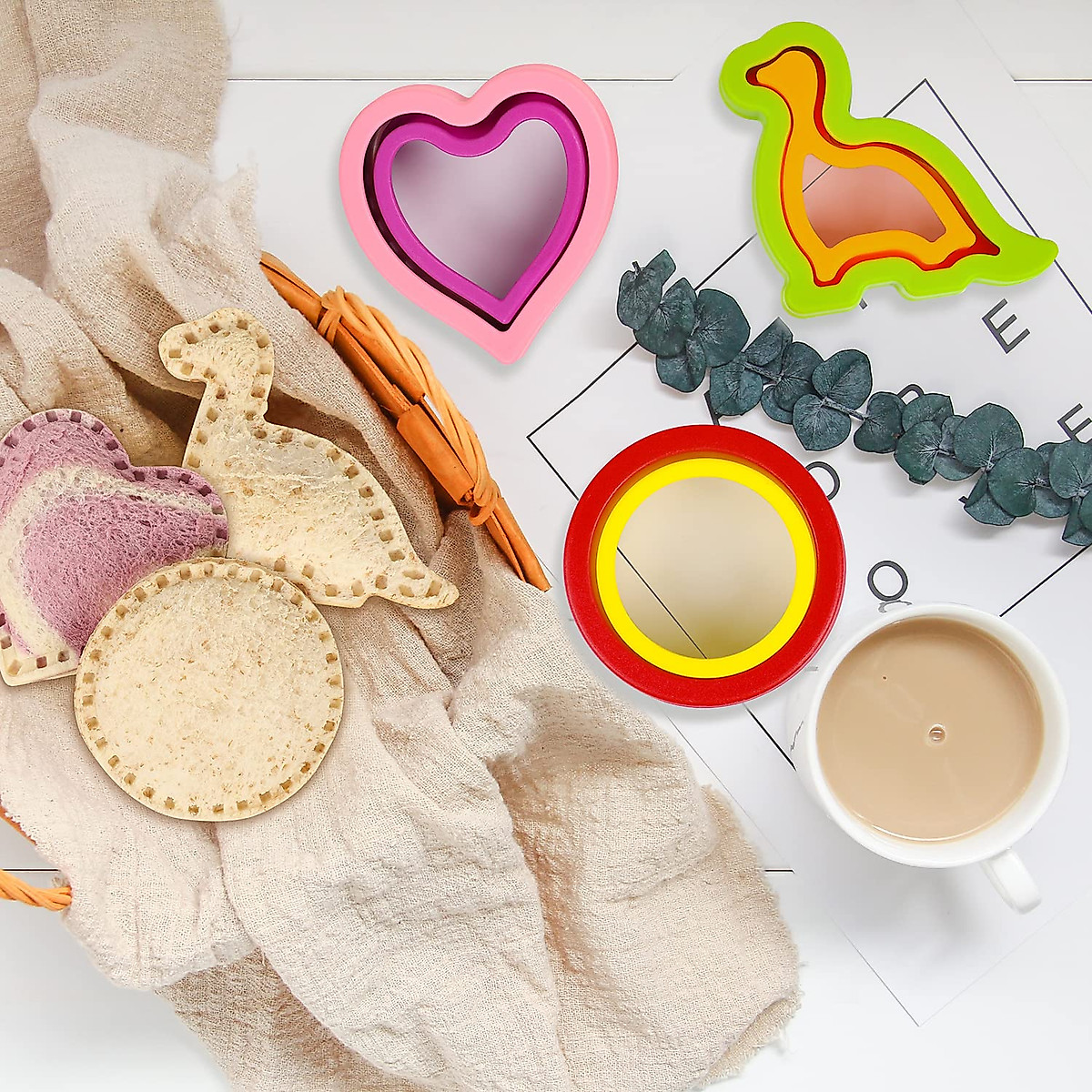 Sandwich Cutter and Sealer Set, 3 Pcs Bread Decruster Sandwich Mold Dinosaur Heart and Circle Shapes Pancake Maker DIY Sandwich Cutters for Kids Boys
