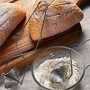 Powdered Sugar Shaker Duster - Stainless Steel Creative Flour Sifter for Baking - One-Handed Operation Powder Sugar Duster Sugar Shaker for Sugar, Flour, Chocolate Powder（S)