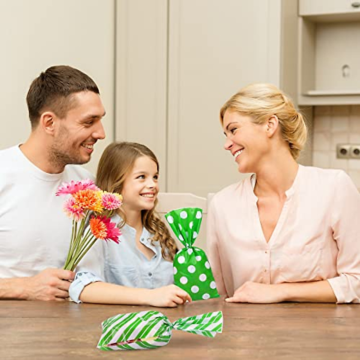 Aneco 100 Pack Green and White Cellophane Bags Plastic Candy Bags Gift Bags Goodie Bags with Twist Ties for Valentine, Birthday, Gift Cookie Snack Packing Party Favor Supplies