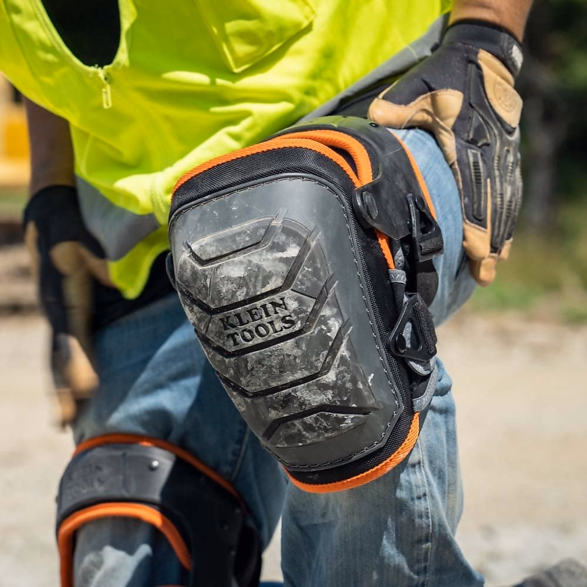 Klein Tools 60491 Hinged Knee Pads, Heavy Duty Gel Foam Protective Knee Pads with Quick-Fasten Buckle and Thigh Strap, Black