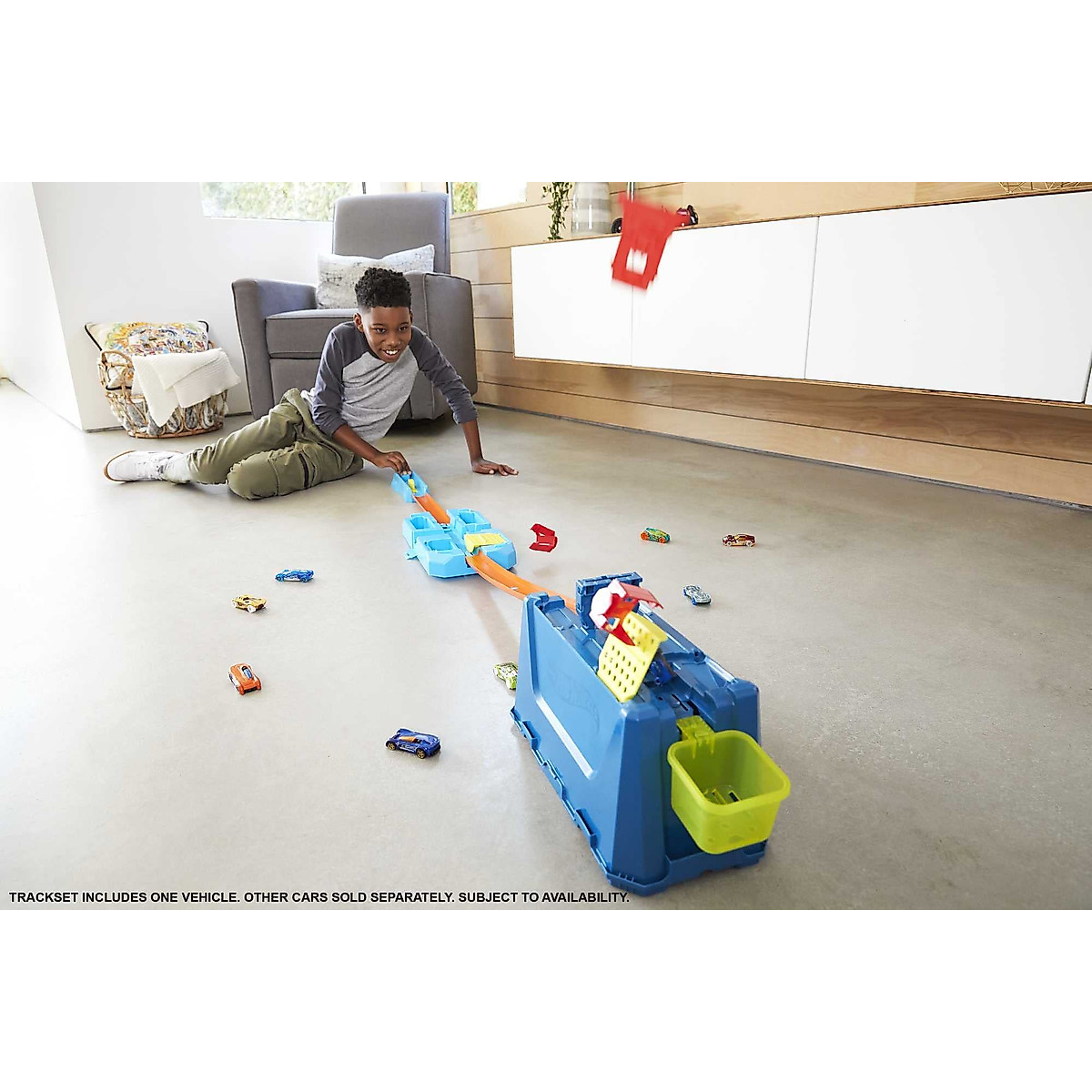 Hot Wheels Track Builder Unlimited Stunt Crash Box Playset with 18 Building Components in Storage Box with Lid & One 1:64 Scale Hot Wheels Car, Awesome Gift for Kids 6 to 12 Years Old