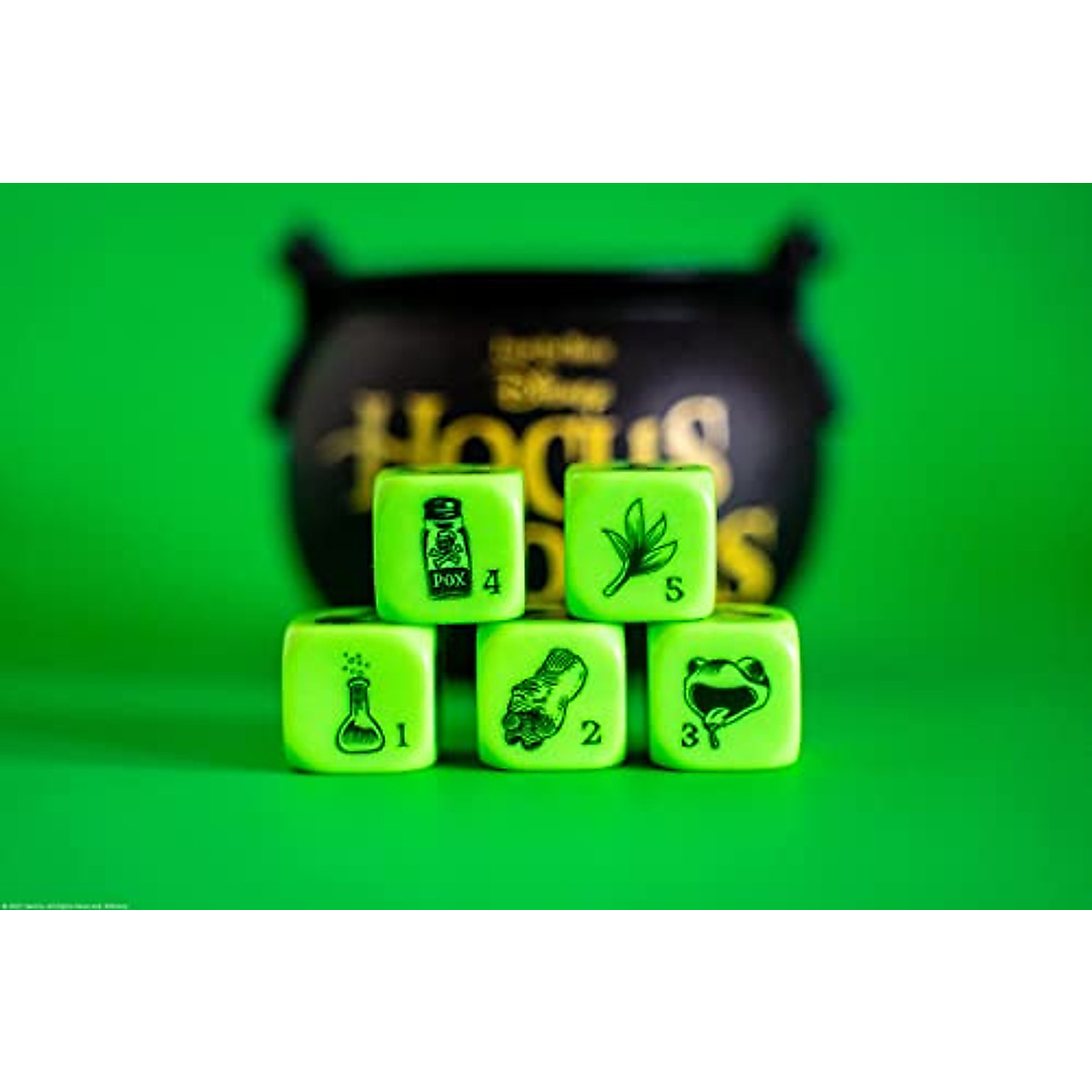 YAHTZEE: Disney Hocus Pocus | Collectible Witch’s Caldron Dice Cup | Classic Family Dice Game Based on Disney Film | Great for Family Game Night | Officially-Licensed Disney Game & Merchandise