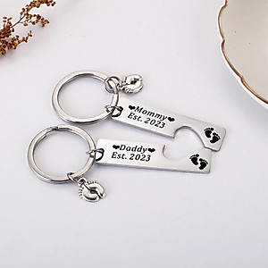 Pregnancy Announcement Gifts for First Time New Moms Dad to be Gender Reveal New Baby Gift Basket for Parents - Daddy and Mommy Est 2023 Keychain Set