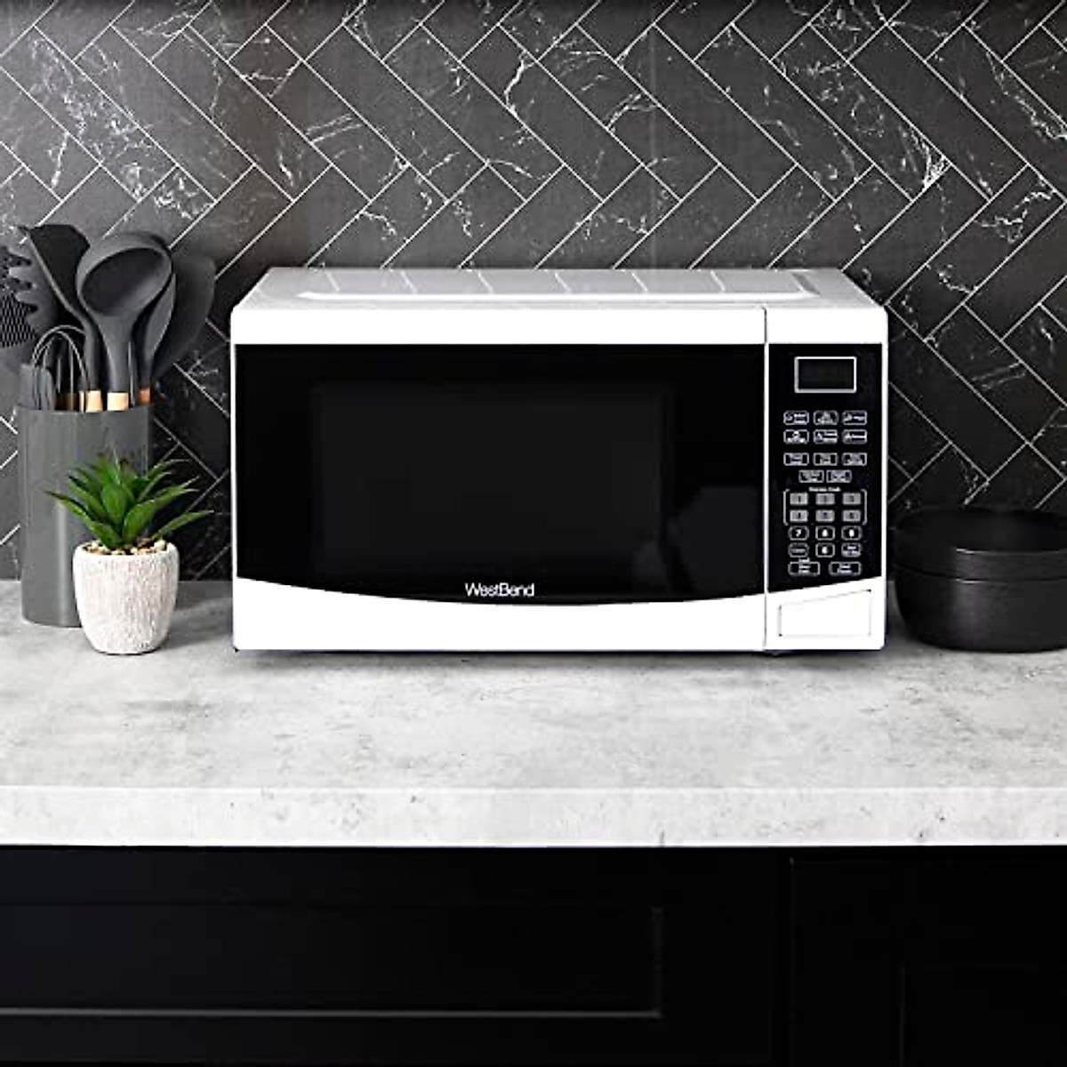 West Bend WBMW92W Microwave Oven 900-Watts Compact with 6 Pre Cooking Settings, Speed Defrost, Electronic Control Panel and Glass Turntable, White