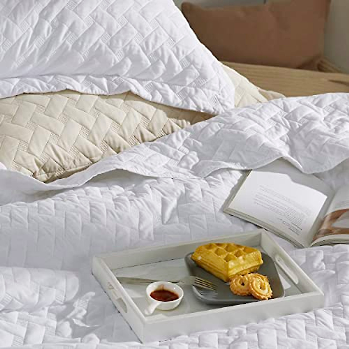 Bedsure California King Quilt Set - Lightweight Summer Quilt Cal King - White Bedspreads California King Size - Bedding Coverlets for All Seasons (Includes 1 Quilt, 2 Pillow Shams)