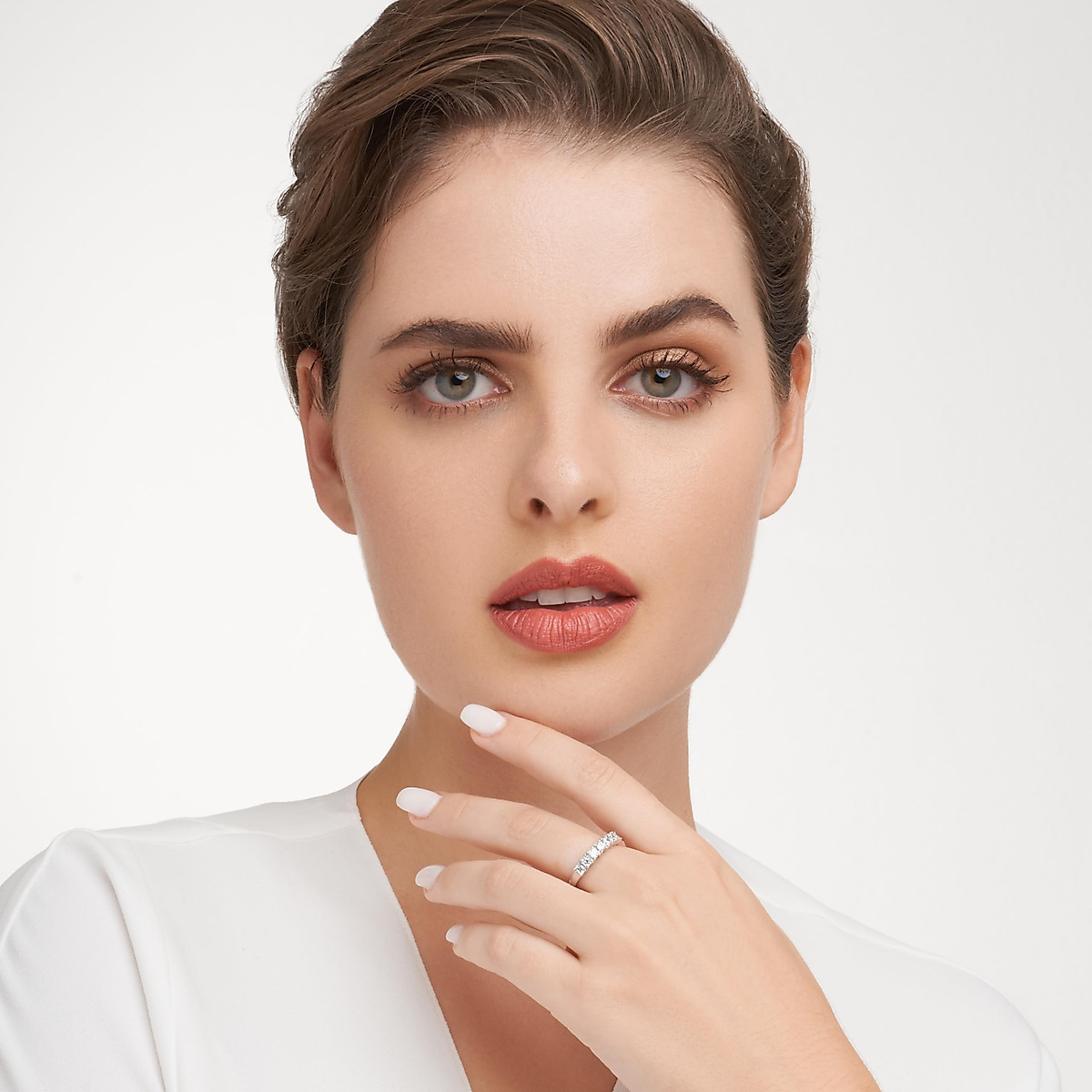 MORGAN & PAIGE Cubic Zirconia Wedding Anniversary Ring For Women - Brilliant Cut Seven Stone Classic Prong-Set Platinum Plated Sterling Silver Wedding Band - Size 8