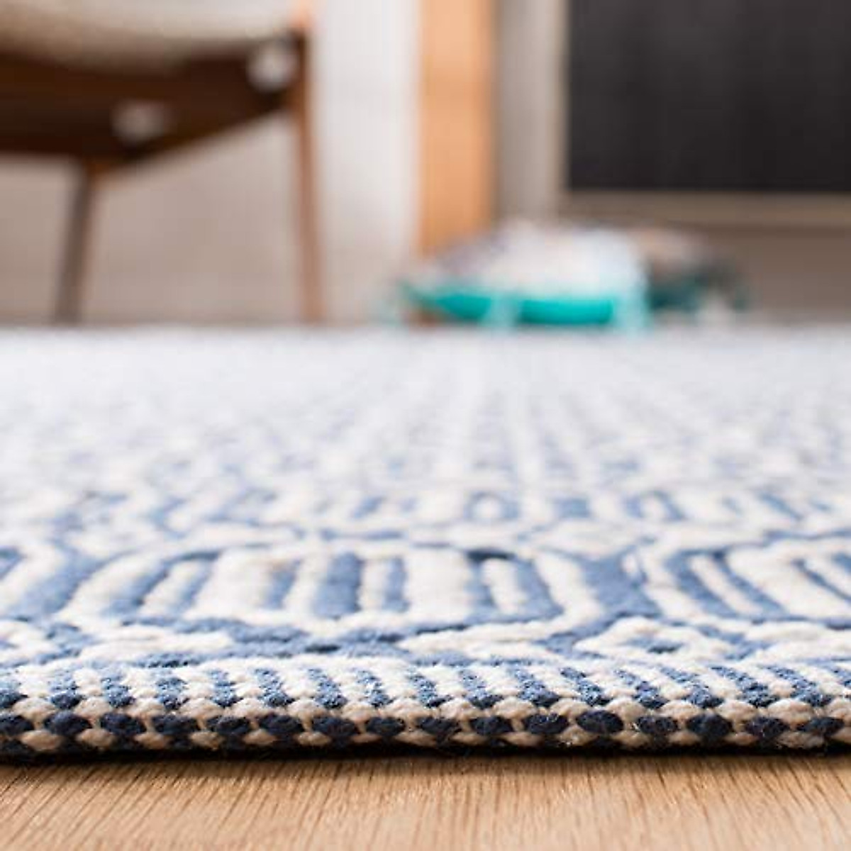 SAFAVIEH Montauk Collection Runner Rug - 2'3" x 6', Ivory & Navy, Handmade Flat Weave Boho Farmhouse Cotton, Ideal for High Traffic Areas in Living Room, Bedroom (MTK333B)