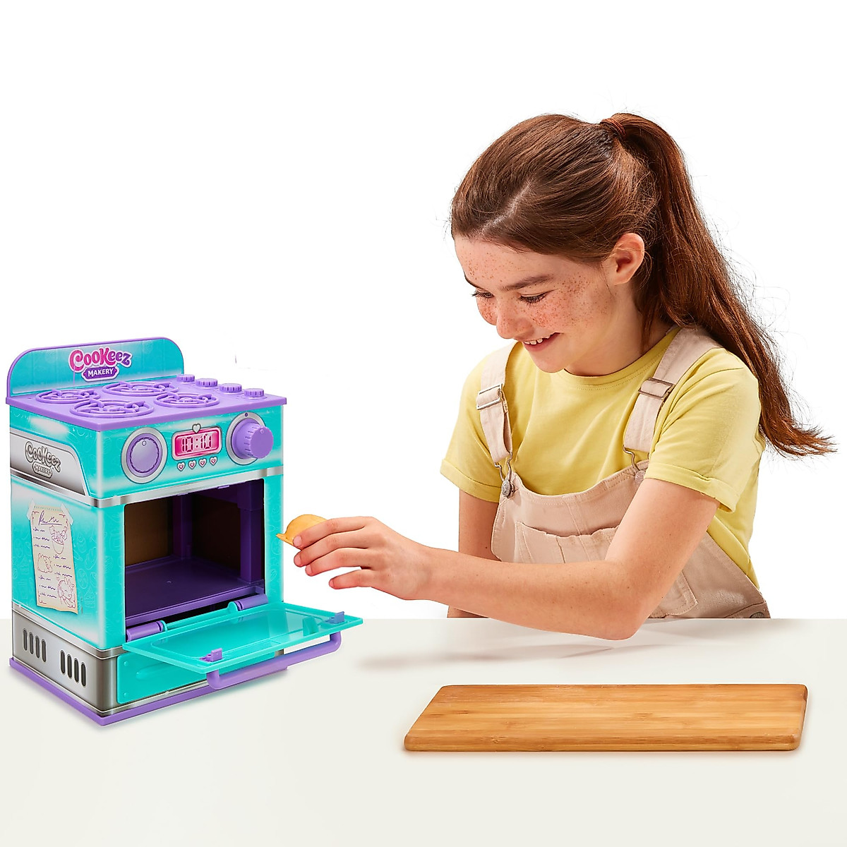 Cookeez Makery Baked Treatz. Mix & Make a Plush Best Friend! Place Your Dough in The Oven and Be Amazed When A Warm, Scented, Interactive, Plush Friend Comes Out! Which Surprise Bake Will You Make?