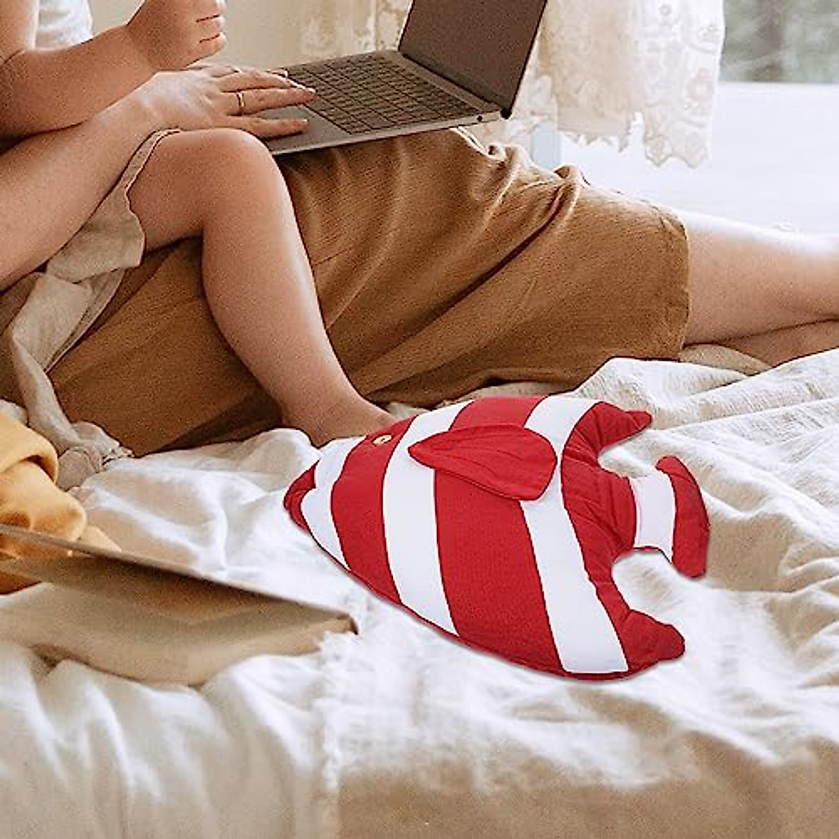 Garneck Tropical Fish Decorative Throw Pillow, Cotton Cushion Aesthetic Accent Pillow Fish Throw Pillow for Couch Dorm Bed Beachy Room Decor, 17.3x15.3 Inch