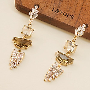 Vintage Flapper Art Deco Bridal Dangle Drop Earrings - Geometric Champagne Gold Chandelier Design, Perfect for 1920s Inspired Wedding，Bridal，Bridesmaid, and Prom