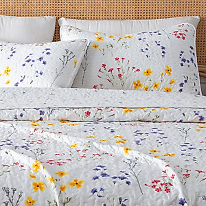 great bay HOME Marianne Collection 3 Piece Quilt Set with Shams. Reversible Floral Bedspread Coverlet. Machine Washable. (Full / Queen, Multi)